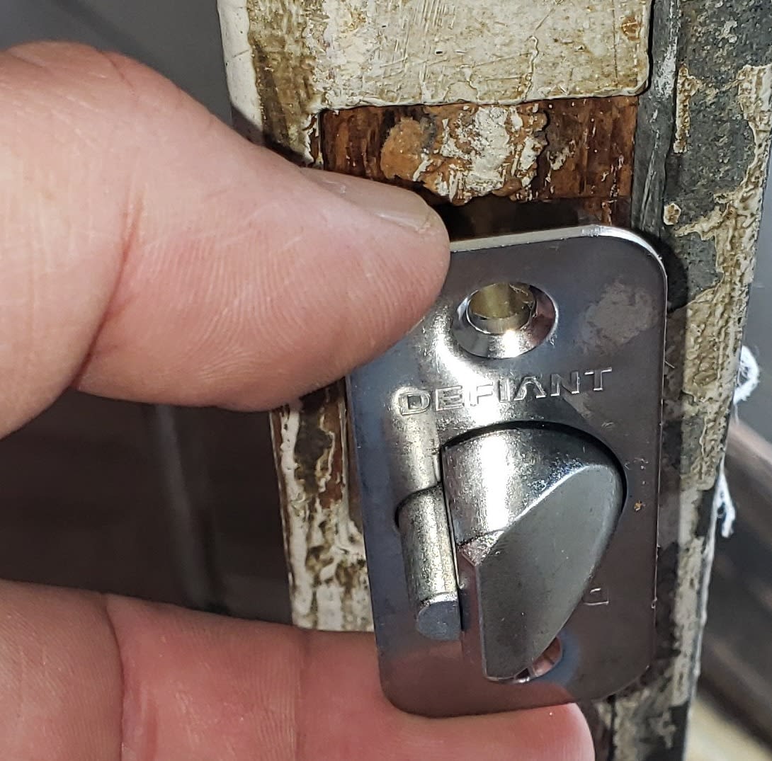 How to Change a House Door Lock: Step-by-Step Photo Guide - Dengarden