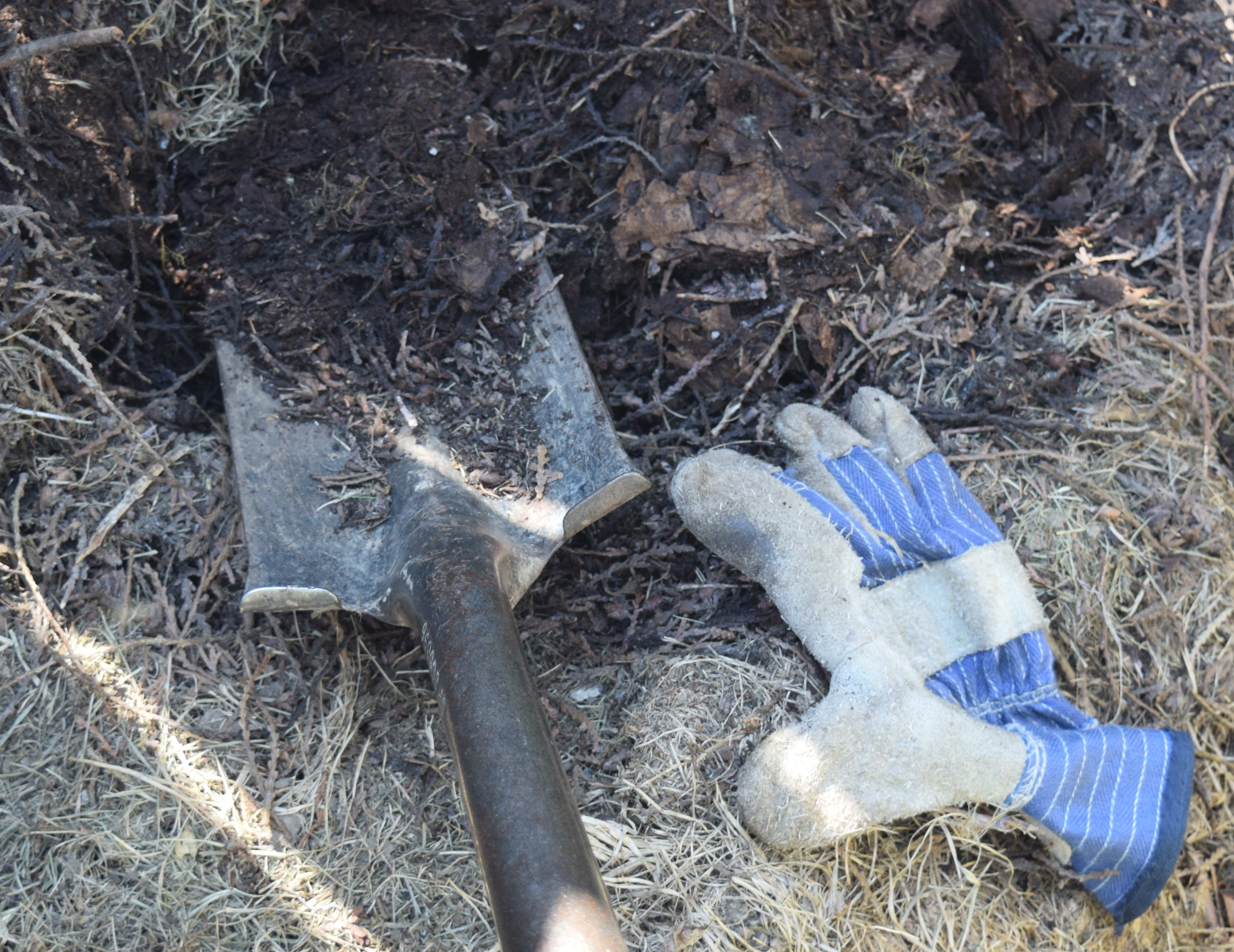 How to Make a DIY Compost Container for a Green Garden - Dengarden