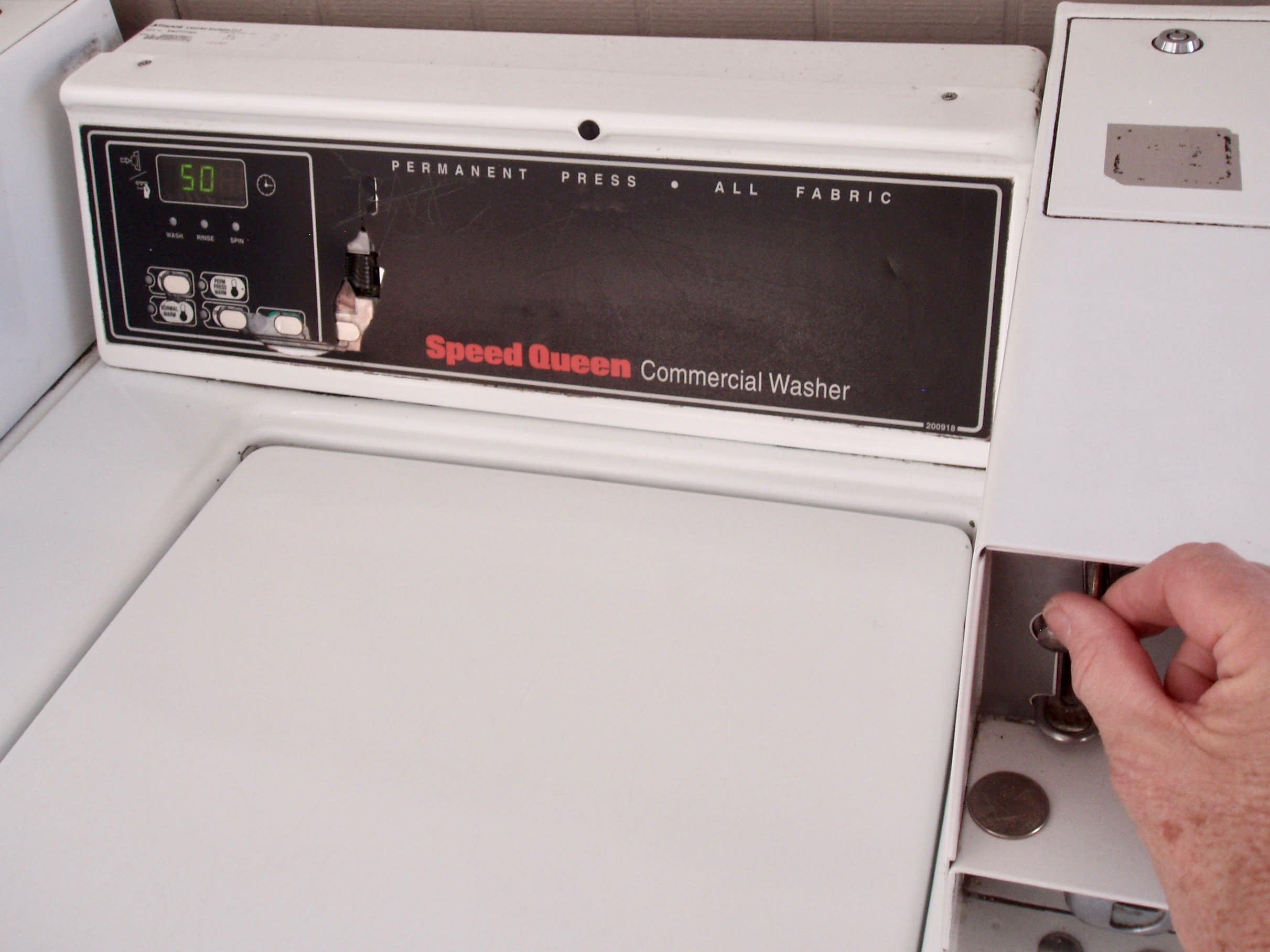 How to Wash and Dry Clothes at a Laundromat - Dengarden