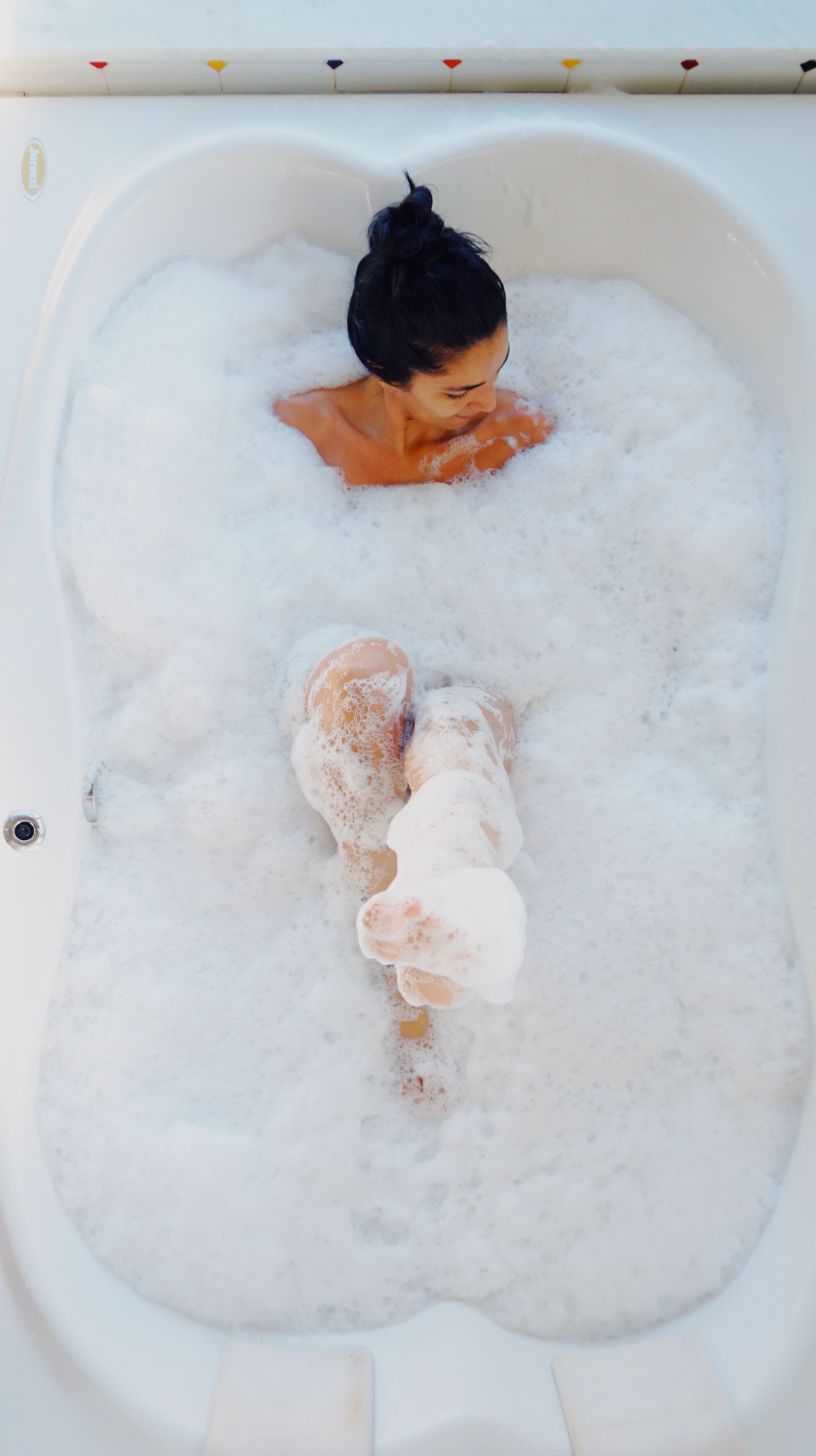 The Pros and Cons of Jacuzzi-Style Bathtubs - Dengarden