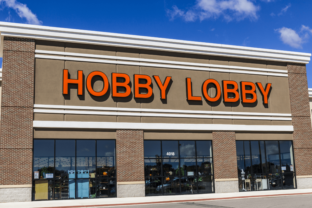 Shoppers Are Obsessed With Hobby Lobby's Pretty Holiday Dishes - Dengarden