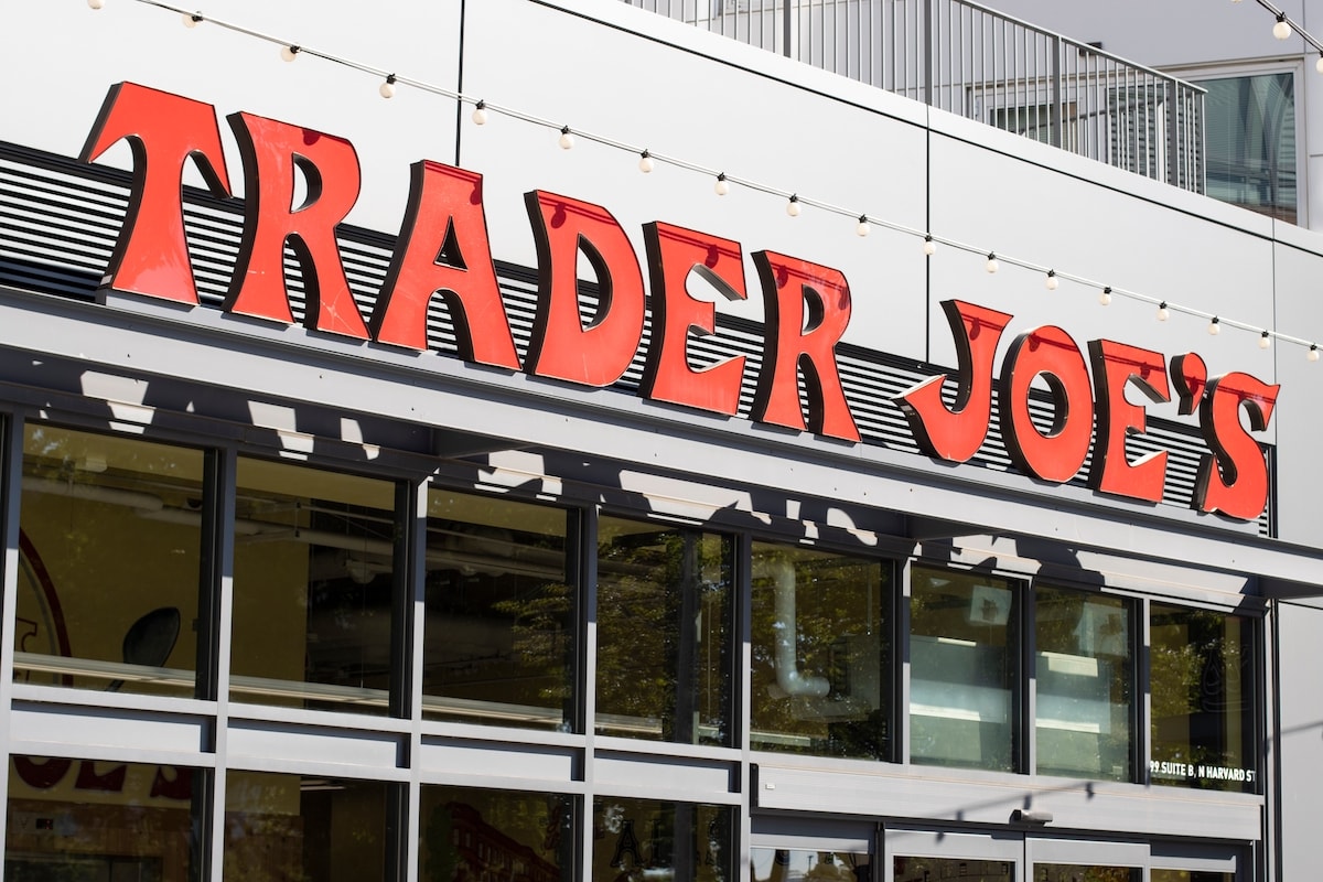 Trader Joe's New Viral Lunch Tote Has Fans Losing Their Minds - Dengarden