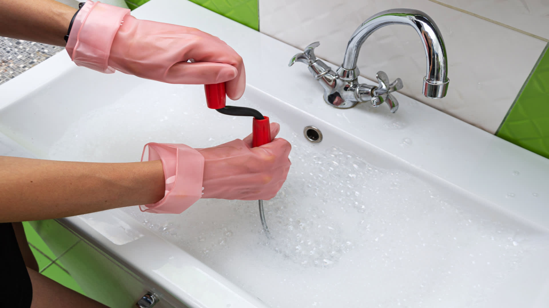 Plumbers Weigh In on Viral Drain Cleaner - Dengarden