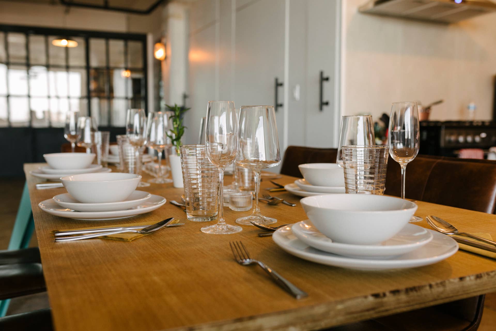 This Is How to Host a Dinner Party In a Small Space - Dengarden