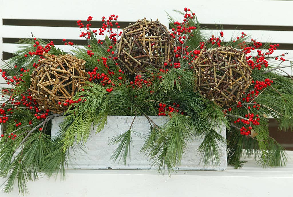 18 Winter Planter Ideas To Add Life to Your Outdoor Space - Dengarden