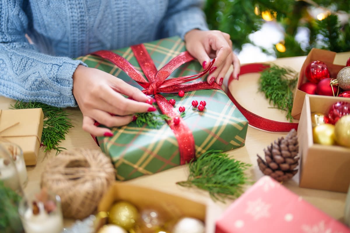 DIY Holiday Gift Wrapping Ideas to Wrap Presents Like a Pro - Dengarden