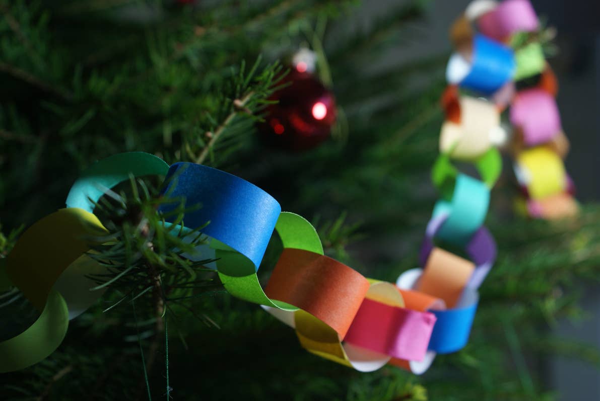 Paper Chains are Popular Holiday Decor This Year—Here's Why - Dengarden