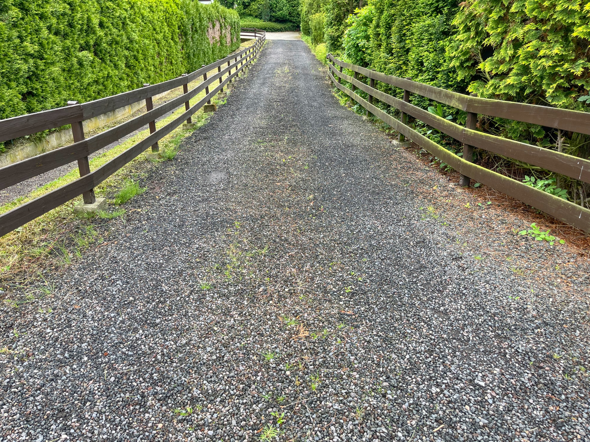 12 Gravel Driveway Ideas for English-Country Chic Curb Appeal - Dengarden