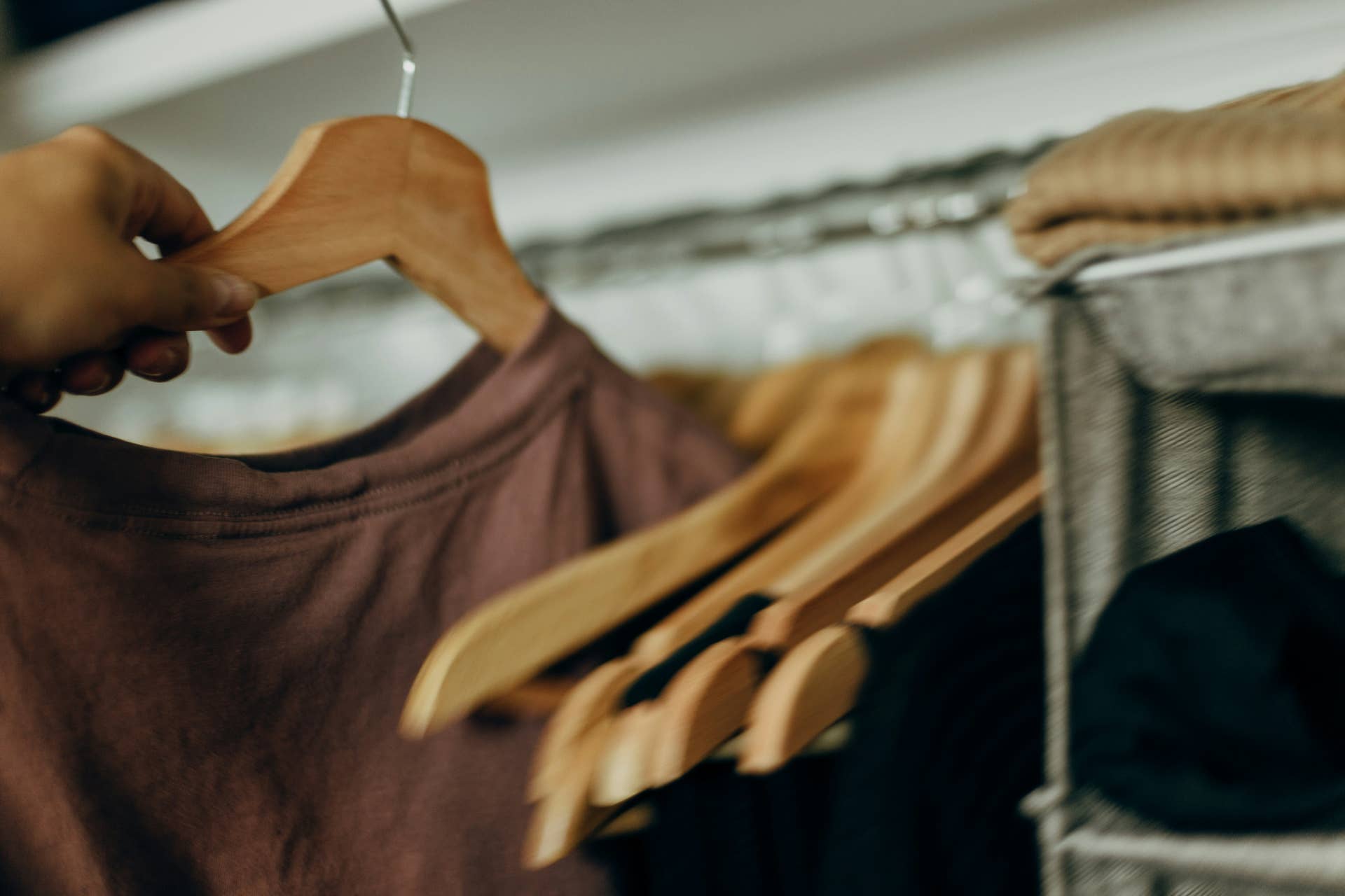 Try This Hack to Easily Hang Clean Laundry in Your Closet - Dengarden